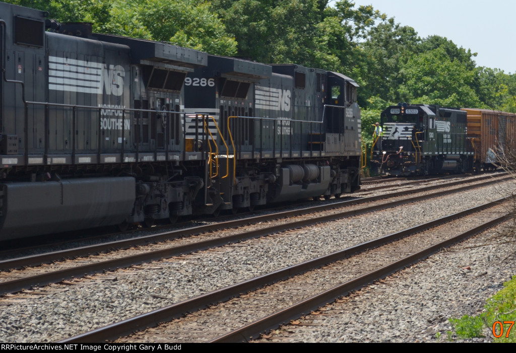 NORFOLK SOUTHERN GP38-2 5303 PASSING 9286